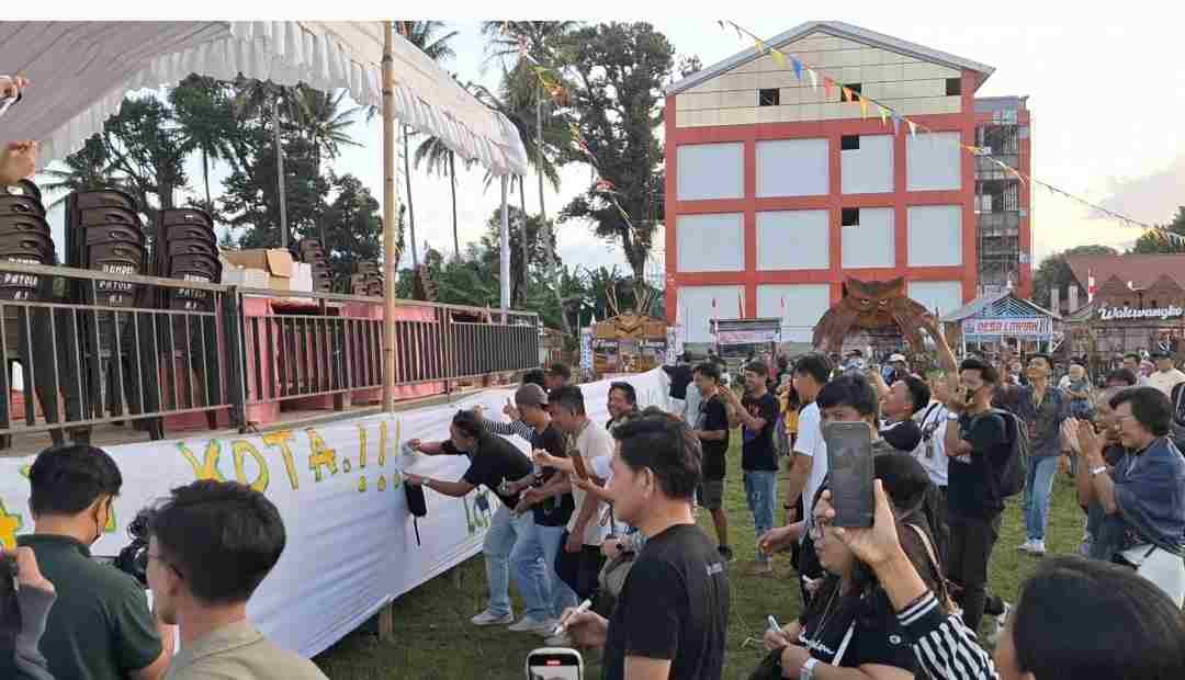 Ribuan Warga Tumpah Ruah Di Festival Budaya Kota Langowan Ke-425 ...